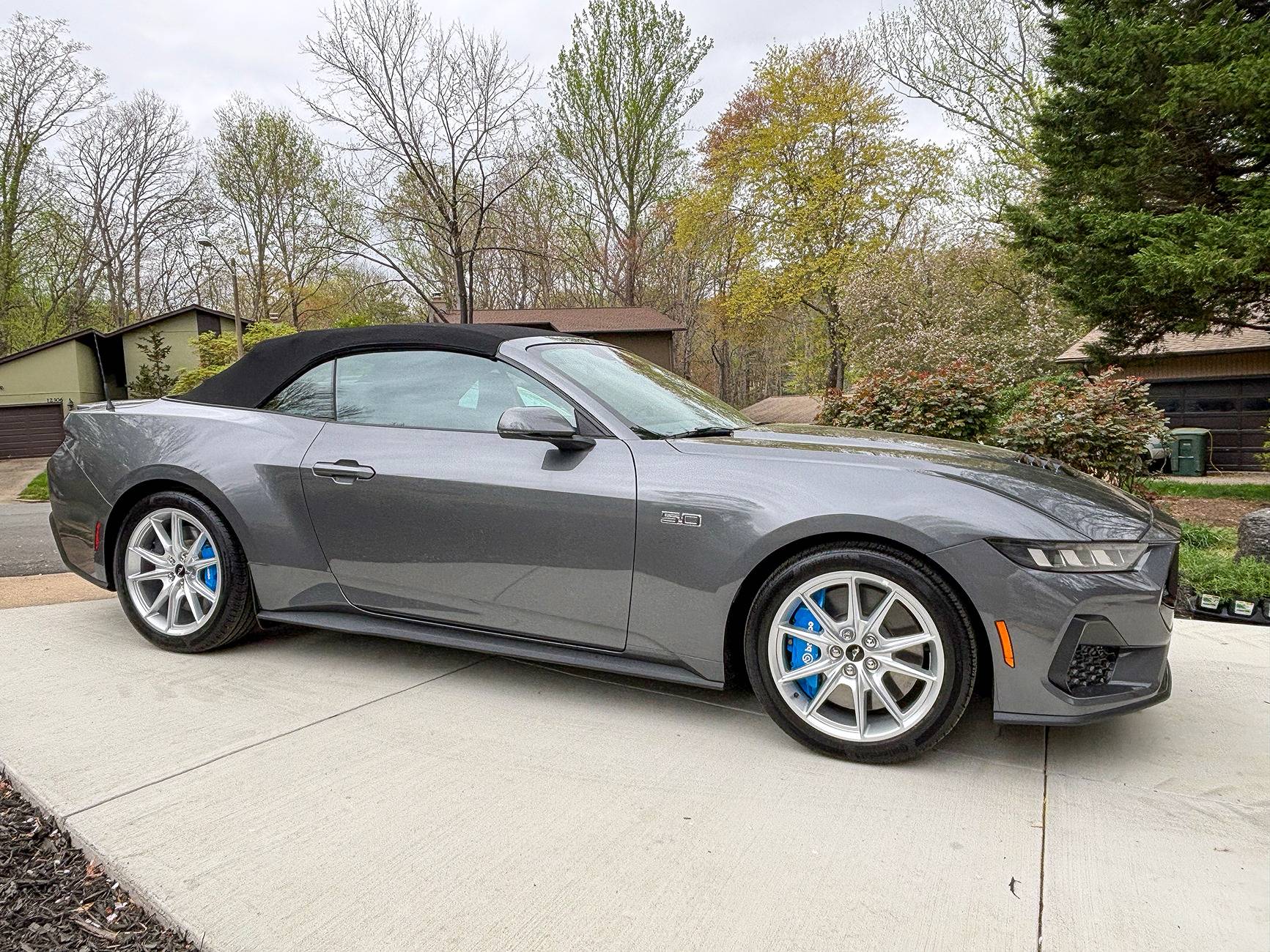 Looking for pics of ‘25 GT w/Notorious Blue calipers (non-Dark Horse ...